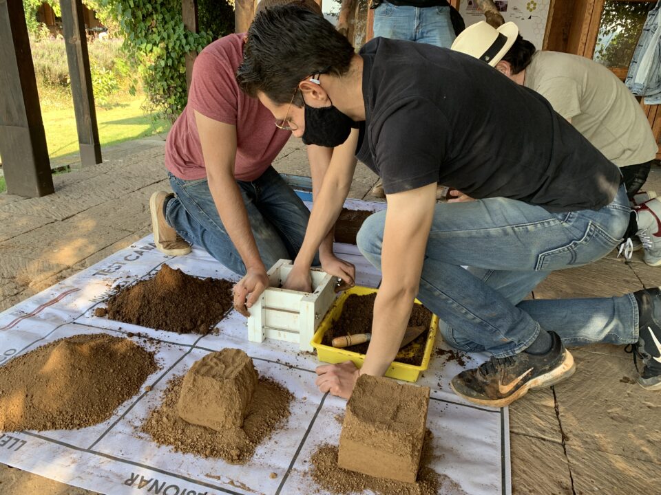 Manos en la tierra, desde la academia: Construcción con Tierra en la UMA.
